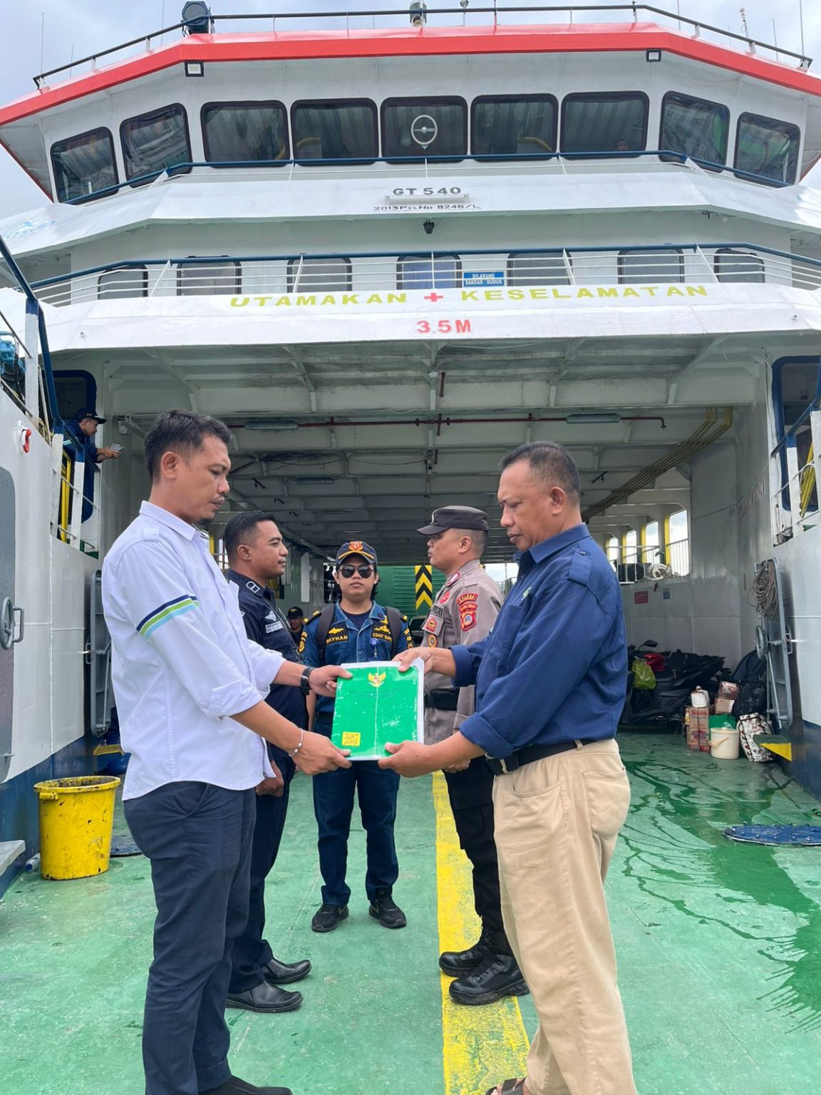 Polsek Banggai Amankan Keberangkatan KM Teluk Tolo, Pastikan Arus ...